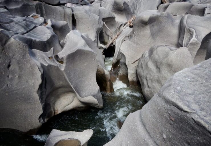 Formações rochosas brasileiras para conhecer e se impressionar